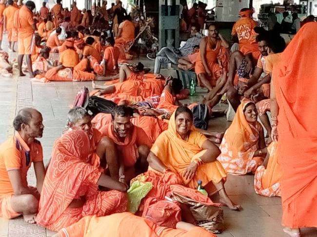 महिलाओं का जत्था चला बाबा धाम बोल बम से गूंजा स्टेशन