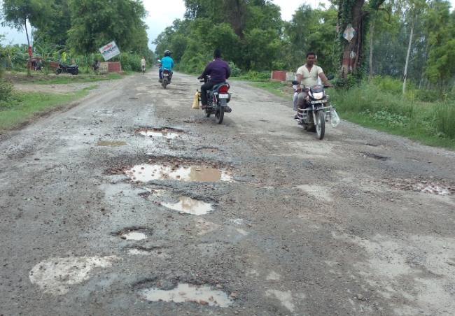 राह पर गड्ढे,सफर हुआ मुश्किल