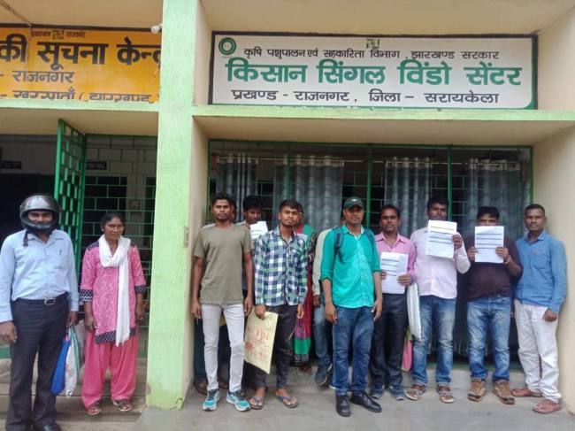 फसल बीमा के आवेदन नहीं ले रहे अधिकारी, किसान परेशान