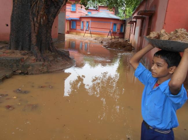 कागज पर सोख्ता स्कूल परिसर में जलजमाव