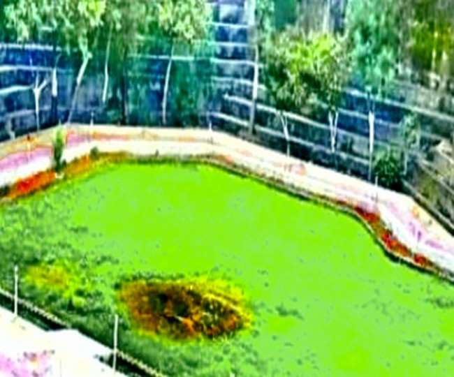 तालाब है मगर सूखा, नहीं ठहरता एक बूंद पानी; यही बात दूर-दूर से लोगों को ...