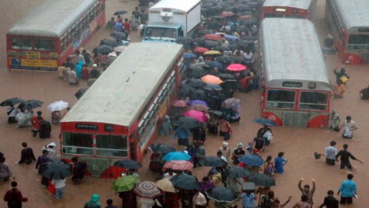 26 जुलाई 2005 का वो मंजर: बारिश के पानी में डूब रही थी मुंबई, गलियों ...
