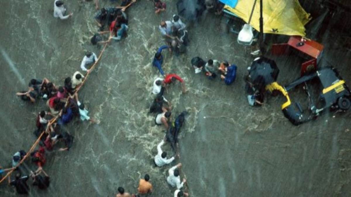 26 जुलाई 2005 का वो मंजर: बारिश के पानी में डूब रही थी मुंबई, गलियों ...