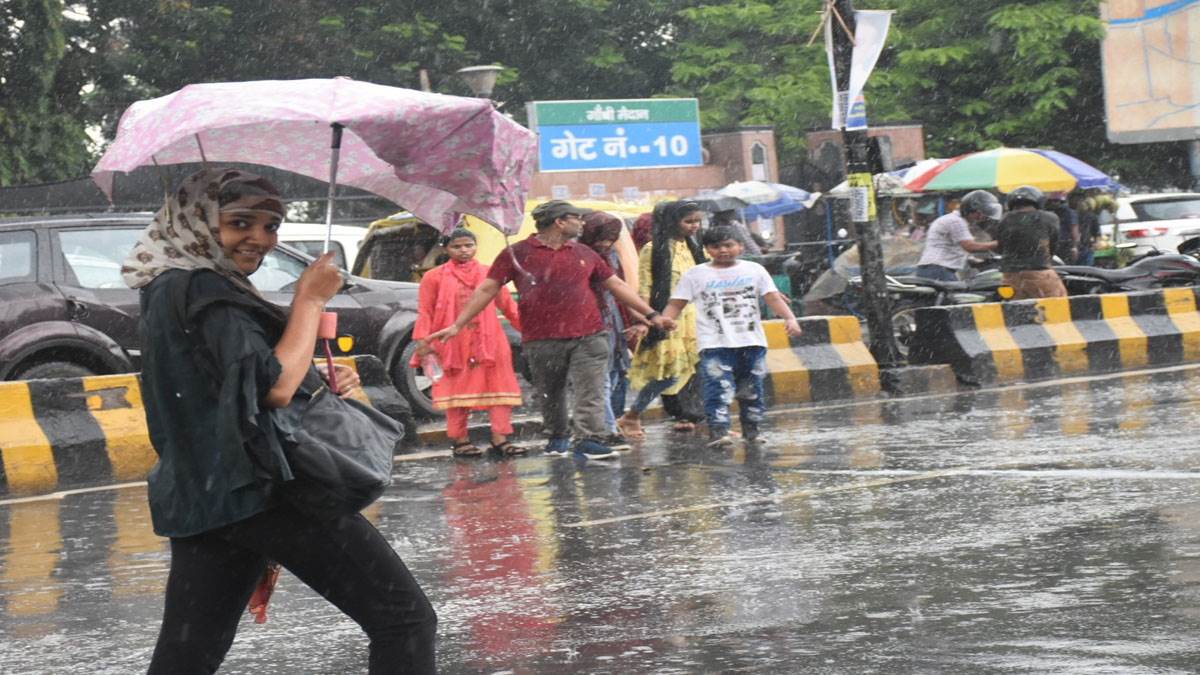 Bihar Weather Update: बिहार में वर्षा के बीच उमस के हालात, पटना का पारा ...
