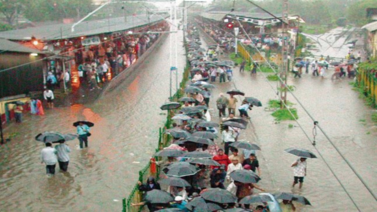 26 जुलाई 2005 का वो मंजर: बारिश के पानी में डूब रही थी मुंबई, गलियों ...