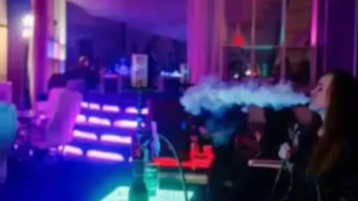 आगरा में रेस्टोरेंट की आड़ मे चल रहे दो हुक्का बार, पुलिस ने मारा छापा ...