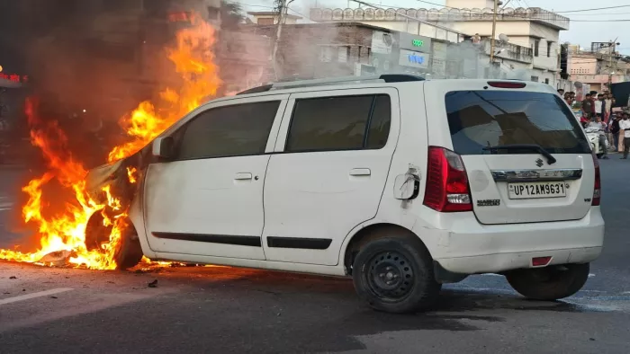 Muzaffarnagar Car Fire: पेंट व्यापारी की चलती कार में लगी आग, सड़क पर ...