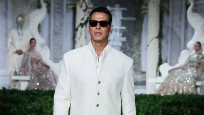 12 साल बाद रैंप पर उतरे Akshay Kumar ने क्यों की जल्दबाजी? पैपराजी ने उन्हें याद दिलाकर कहा- ये ...