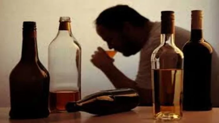 तेलंगाना में DCP ने ऑफिस में पी शराब, फिर उल्टी कर स्टाफ को साफ करने के ...