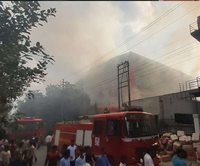 NOIDA Sec 63 Fire: खिलाैना फैक्ट्री में भीषण आग, बुझाने का काम जारी ...