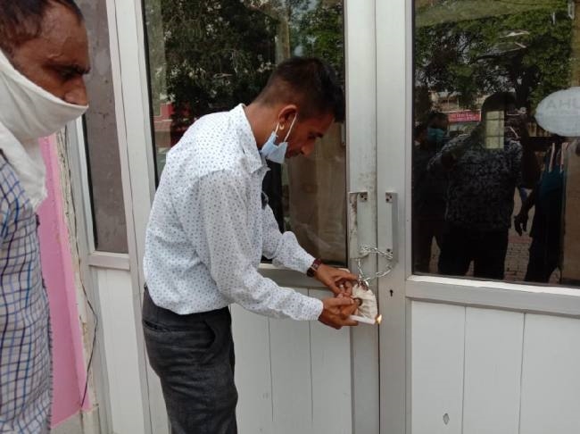 लाइब्रेरी के लिए दी जमीन पर बनाया क्लब सील - Ambala Club seal ...