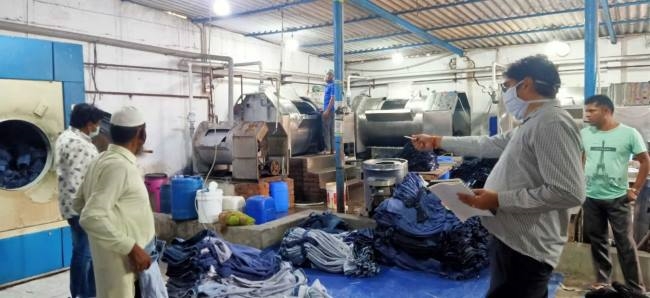 दबोई खुद में टीम ने बंद कराया जींस कारखाना