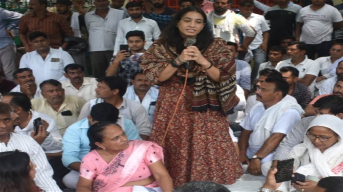 मेरठ में सीएम कर रहे थे बैठक, बाहर पार्क में श्रीकांत त्‍यागी की पत्नी ...