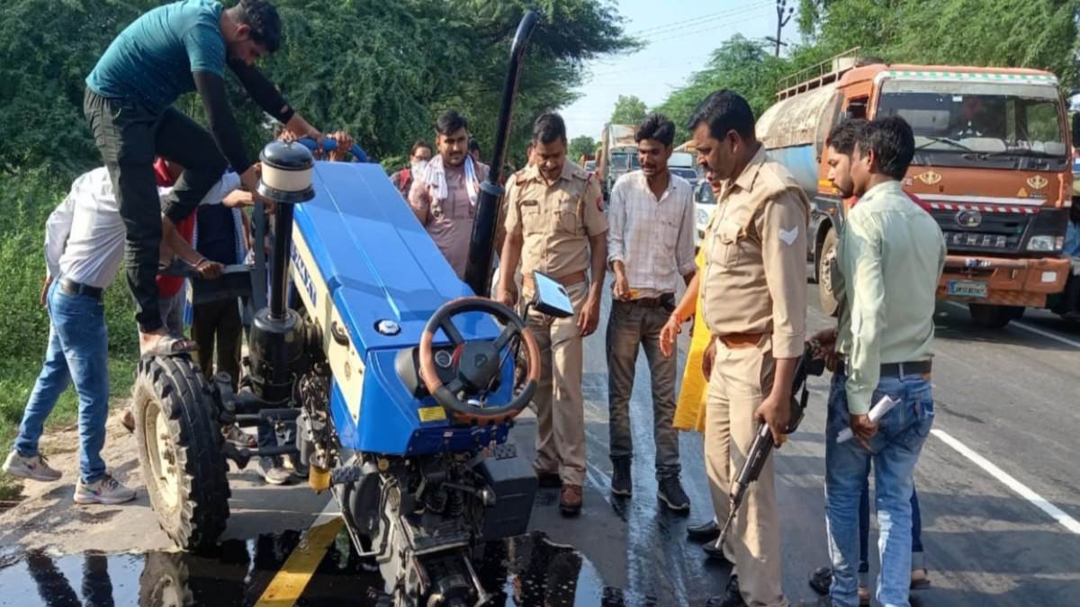 Hathras Road Accident: ट्रैक्टर ट्राली व कार की भीषण टक्कर में चार लोग ...