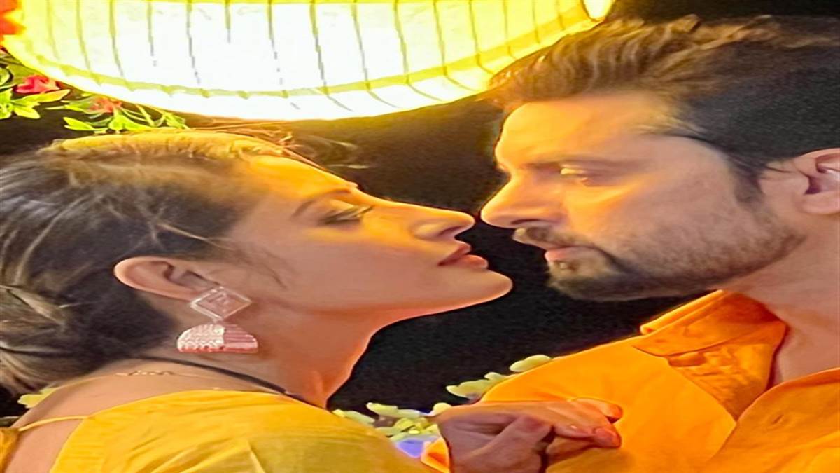 विक्रांत सिंह राजपूत और संचिता बनर्जी की रोमांटिक तस्वीरें वायरल, बुलेट ...