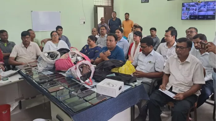 मोबाइल जब्त होने पर इतना गुस्सा? सिमुलतला स्कूल के छात्रों ने पार कीं ...