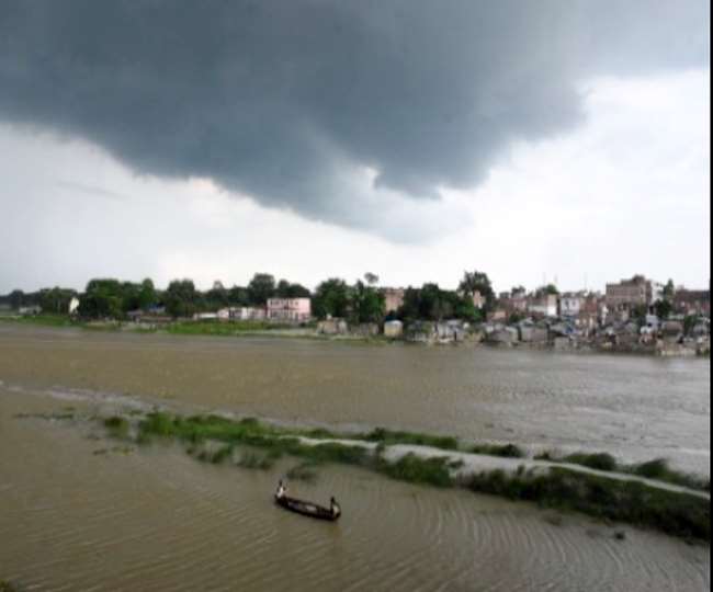 उत्तर बिहार में बाढ़ का कहर पश्चिम चंपारण में त्रिवेणी नहर के दो तटबंध ...