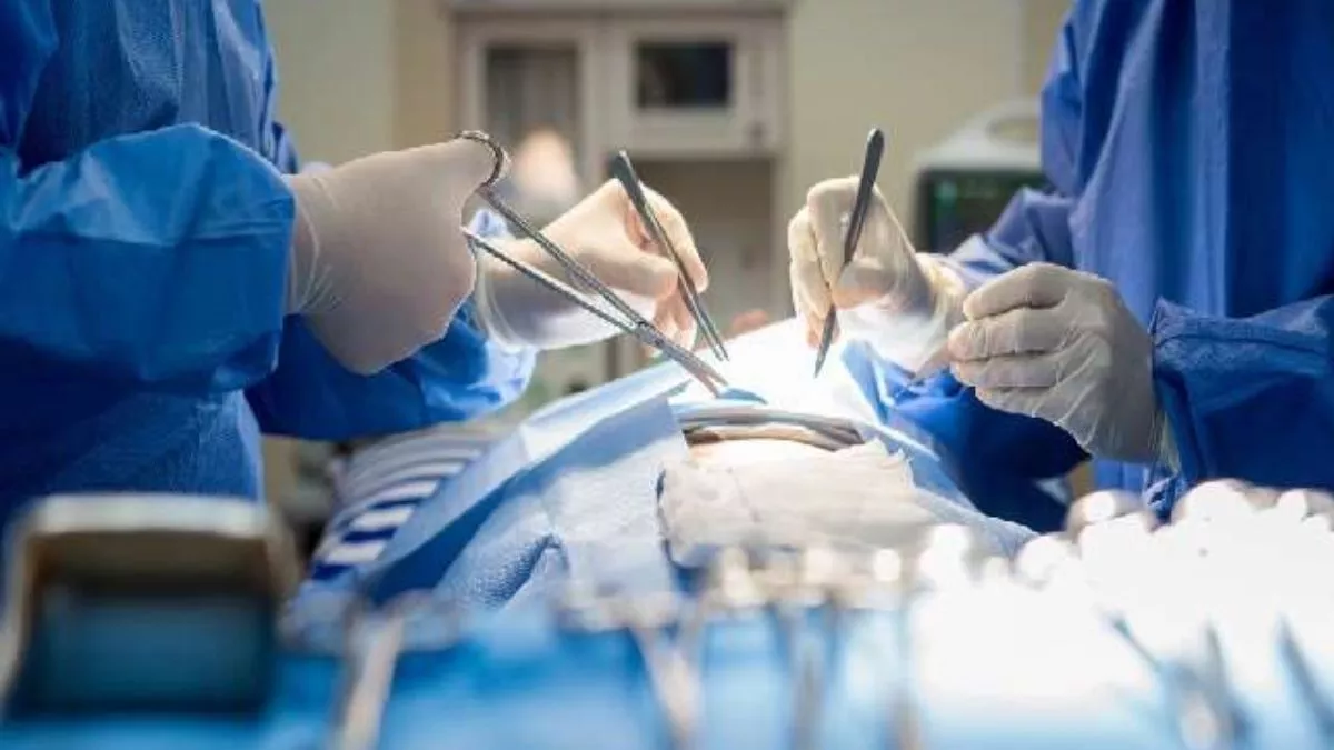 ऑपरेशन के बाद डॉक्‍टर ने मह‍िला के पेट में छोड़ द‍िए कपड़े, अल् ...