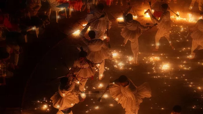 जलते अंगारों पर गरबा, नवरात्र में इस वायरल डांस को देखकर इंटरनेट यूजर्स ...