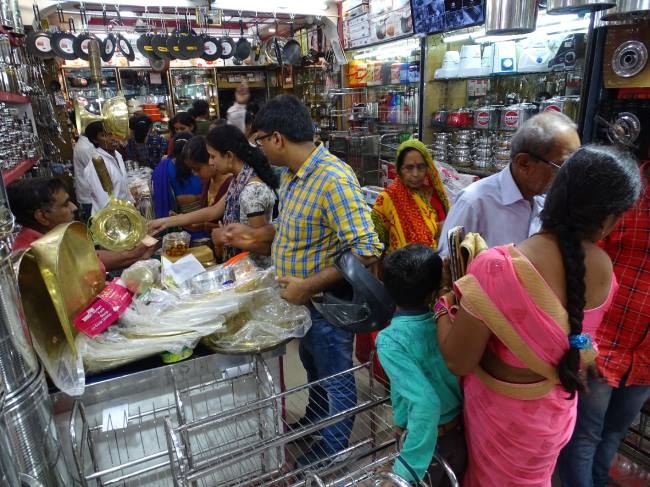 मंदी पर वार लुट गया बाजार दस करोड़ से अधिक का कारोबार - Bearish hit ...