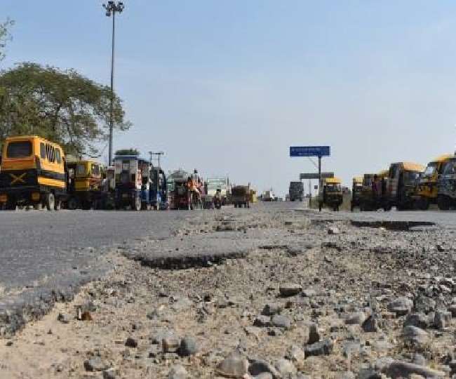 बरेली में पांच दिन पहले उखड़ी सड़क पर महापौर का अब ध्यान गया, निरीक्षण ...