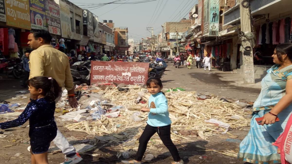 हिसार में सफाई व्यवस्था का निकला जनाजा, जगह-जगह लगे कचरे के ढेर, जलाने ...