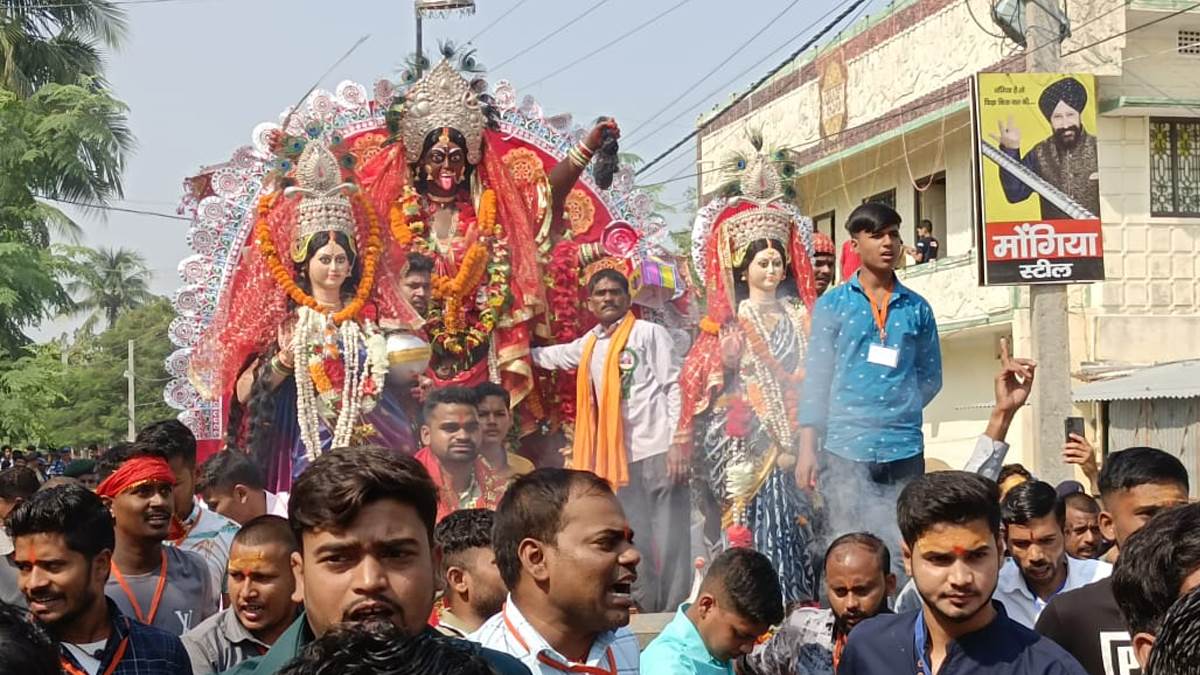 मुंगेर : डीएम, एसपी सहित कई अफसर उतरे सड़कों पर, बोले- इस तरह किया जाता ...