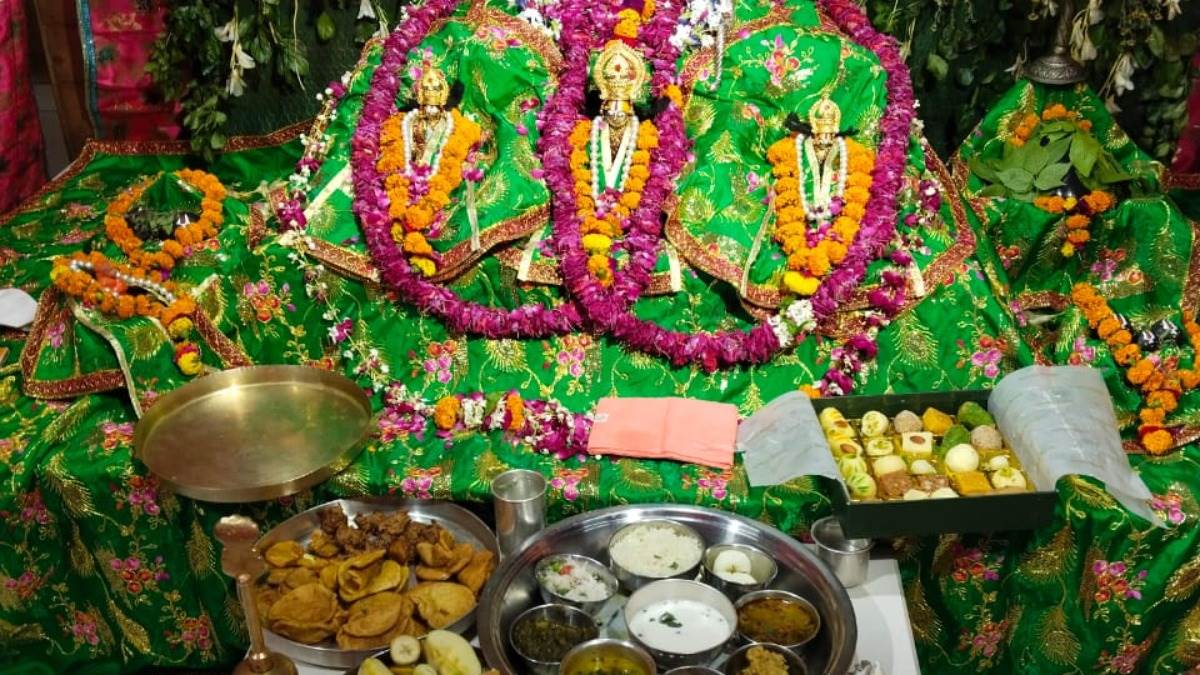Ayodhya News: रामनगरी में रामलला को लगा छप्पन भोग, दस हजार मंदिरों में ...