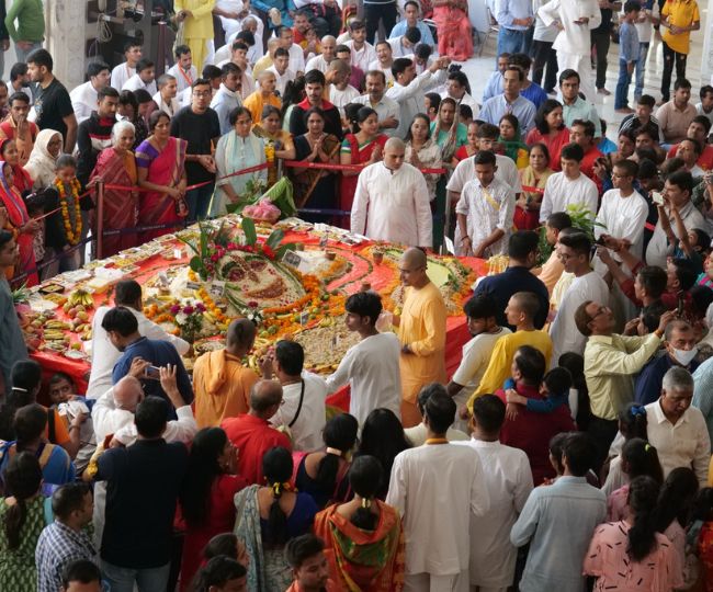Govardhan Puja: घर-घर गोवर्धन पूजा, इस्कान मंदिर में लगा 1008 पकवानों ...