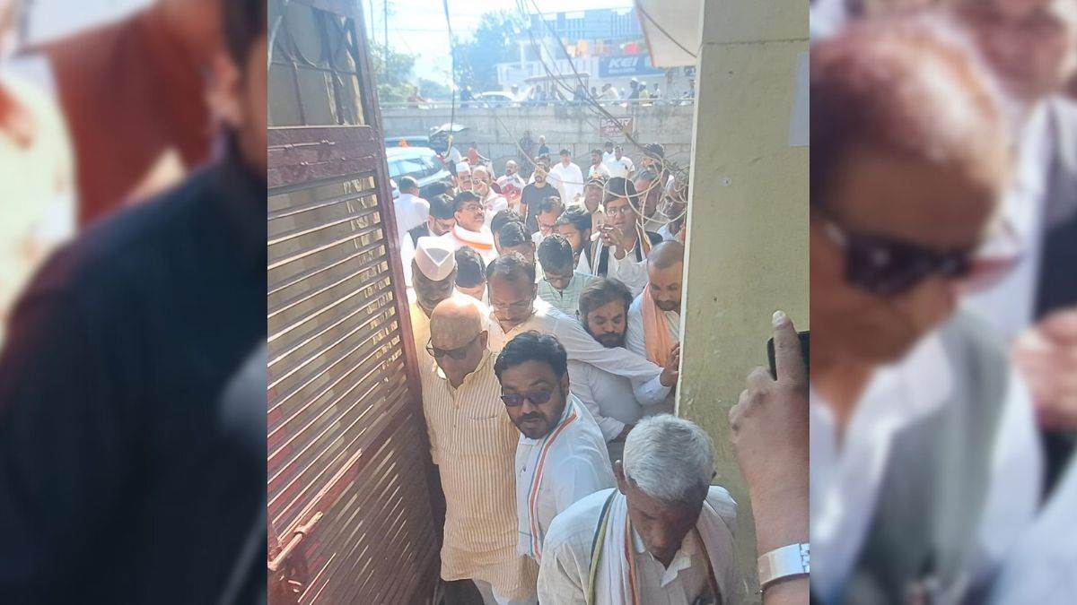 आजम खां की जेल के बाहर जुटे कांग्रेसी, मुलाकात करने पहुंचे अजय राय को ...