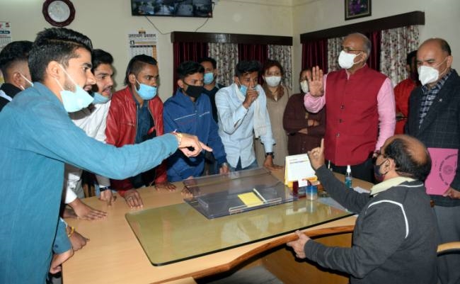 मुकदमे से घबराए छात्र माफी मांगने पहुंचे एमबीपीजी कालेज - Fearful ...