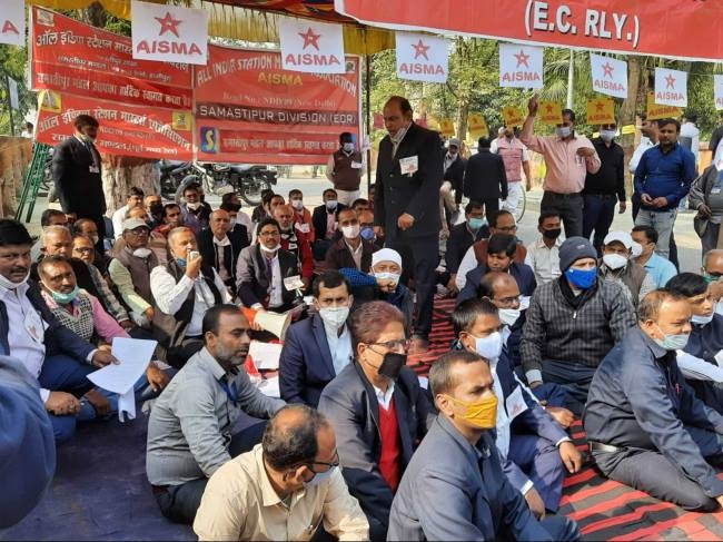 नाराज स्टेशन मास्टरों ने भरी हुंकार - Angry station masters shouted ...