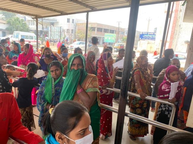 बीमार होने लगे लोग, सर्दी-बुखार के पीड़ितों की संख्या बढ़ी - People ...