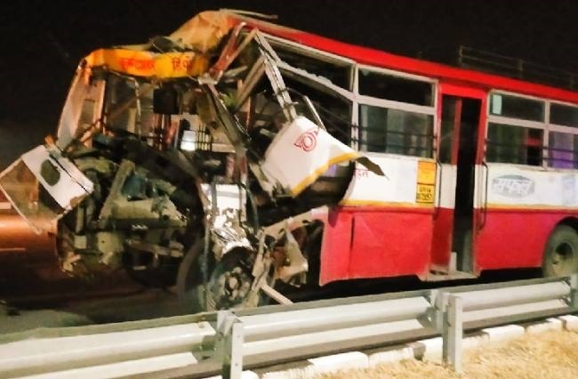 कन्नौज में एक्सप्रेस-वे पर कंटेनर से टकराई रोडवेज बस, 10 जख्मी ...