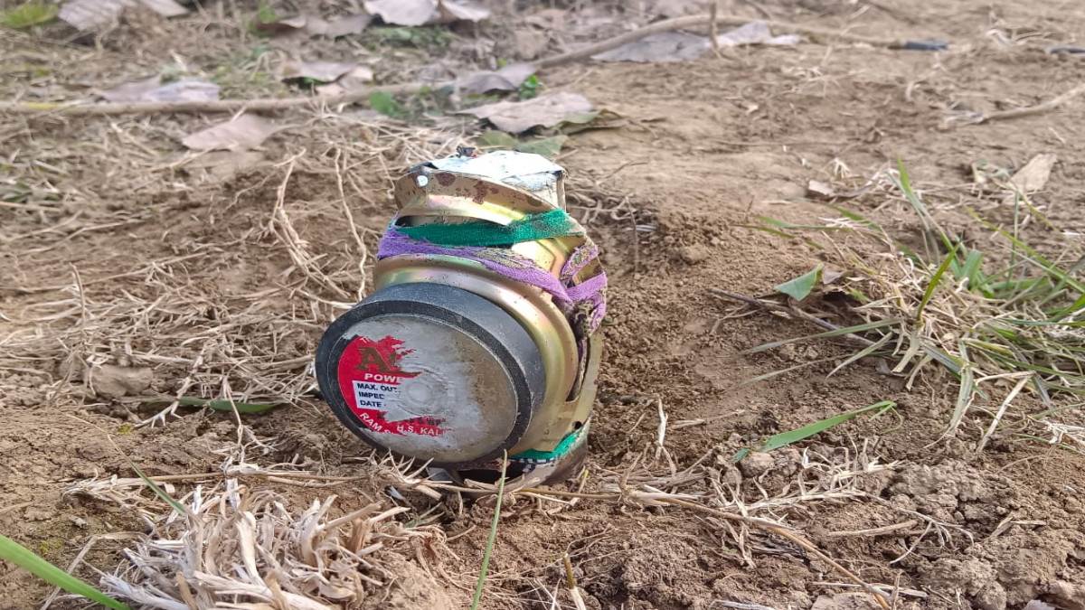 दक्षिण कश्मीर के कुलगाम में दो शक्तिशाली IED बरामद, बम निरोधक दस्ता ...