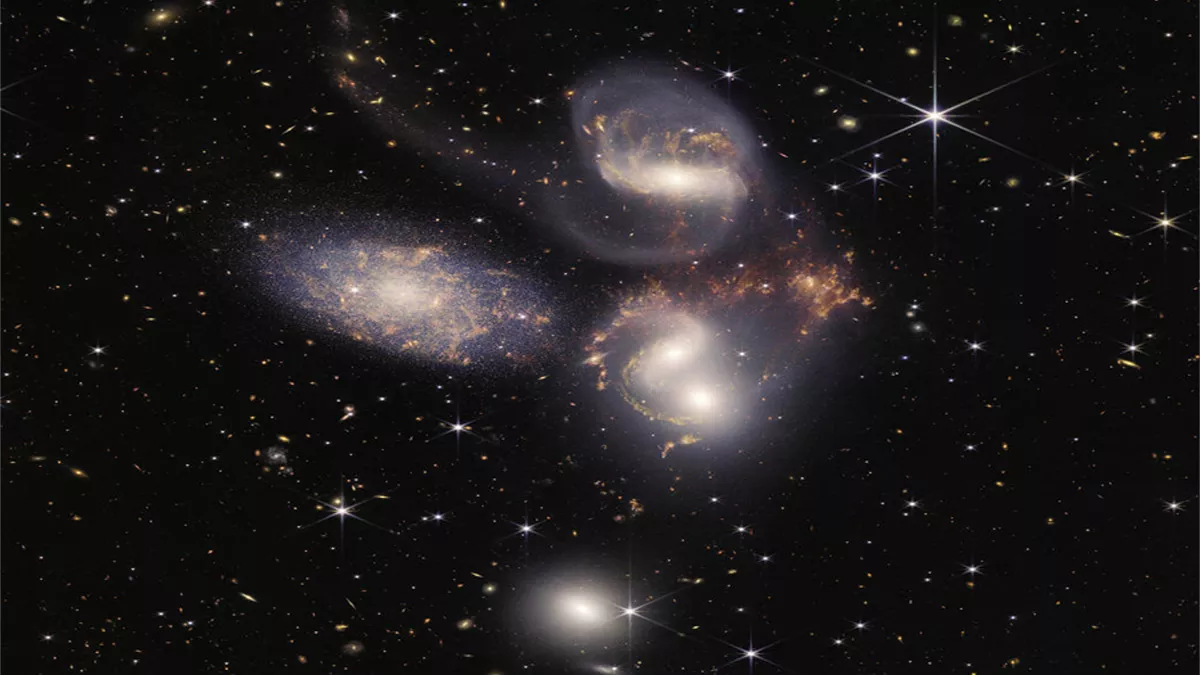 नासा ने पहले कभी नहीं देखी गैलेक्‍सी ग्रुप Stephan’s Quintet की ऐसी तस् ...