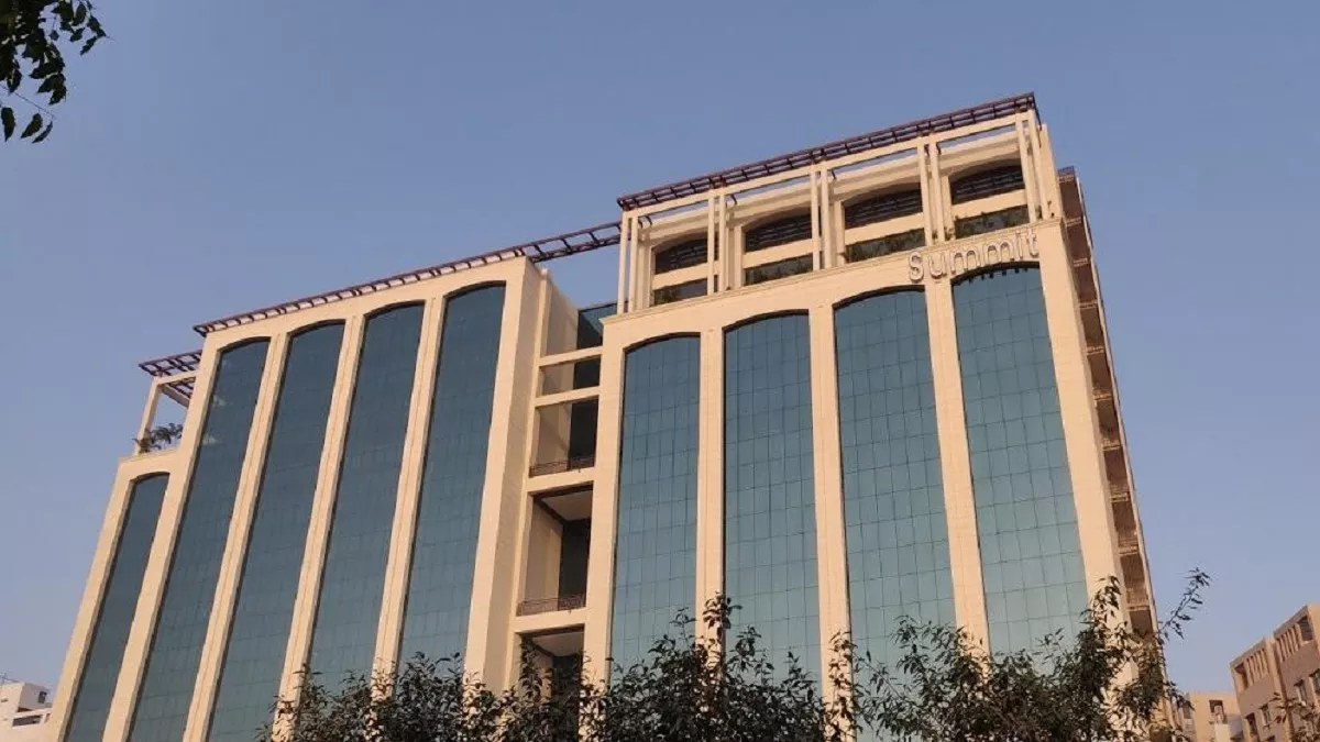 Lucknow News: लखनऊ में समिट बिल्डिंग की छत पर चढ़े नशे में धुत युवक ...