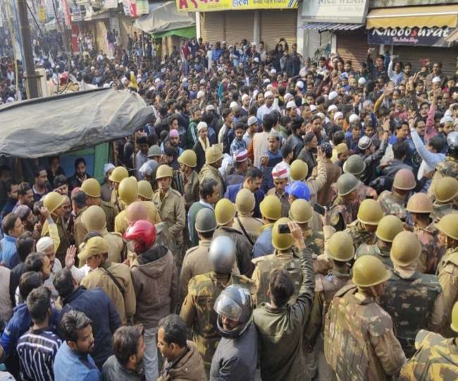 CAA Protest जुमे के दिन संदनशील इलाकों में तैनात रहेगी पैरामिलिट्री ...