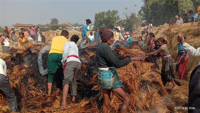 गया के ईमामगंज में अगलगी की घटना में धान का सैकड़ों बोझा जलकर हुआ राख ...