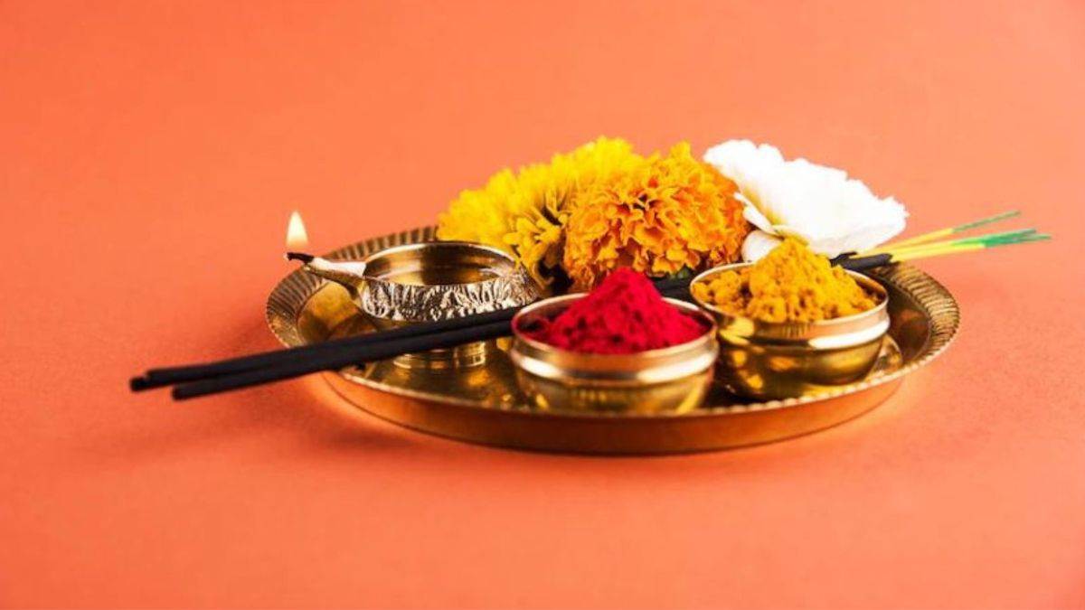 Jyotish Tips: मंदिर से लाए फूल से घर पर होगी धनवर्षा, बस करना होगा ये काम - jyotish tips for ...