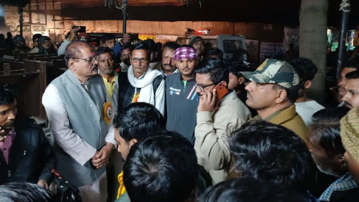 Banda News: नो इंट्री में घुसे ट्रक से कुचलकर छात्रा की मौत, लगाया जाम ...