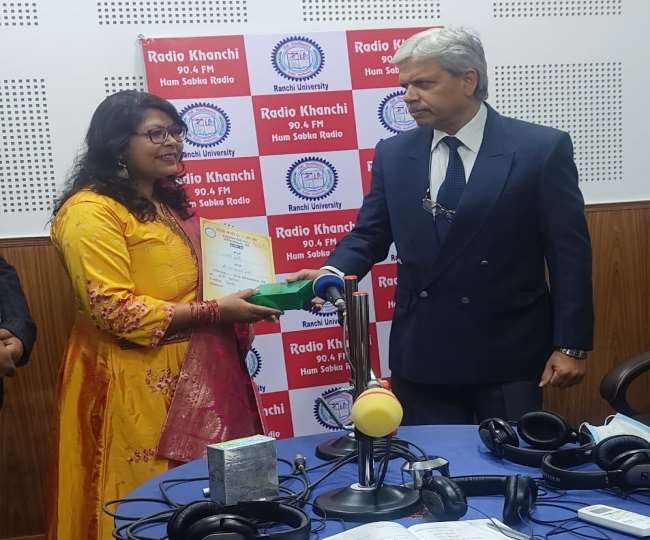 रेडियो खांची में एक दिन की आरजे बनीं रजनी, सेल्फी लेते समय सावधानी ...