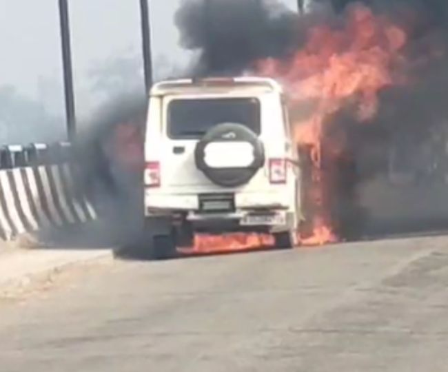 इंजन से धुआं निकला और धू-धू कर जलने लगी कार..., राजस्थान से अस्थियां ...
