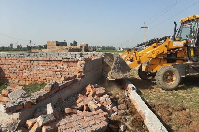 राजौंद-मंडवाल रोड पर पनप रही अवैध कालोनी पर जेसीबी चलाई - incroachment ...