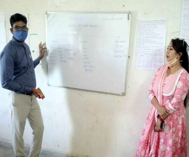 बच्चों को पढ़ाई के प्रति प्रेरित करने आगे आए लातेहार डीसी, पत्नी भी दे ...