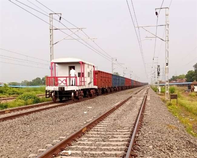 डीएफसी ट्रैक पर रूमा से सुजातपुर तक परिचालन शुरू डबल स्टैक मालगाड़ी के ...