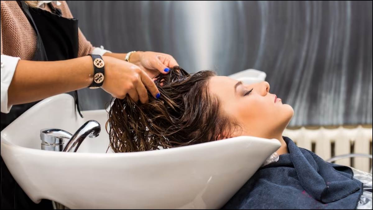 Hair Spa at Home: बिना पार्लर जाए घर पर ही पाएं सॉफ्ट और शाइनी बाल, इस ...