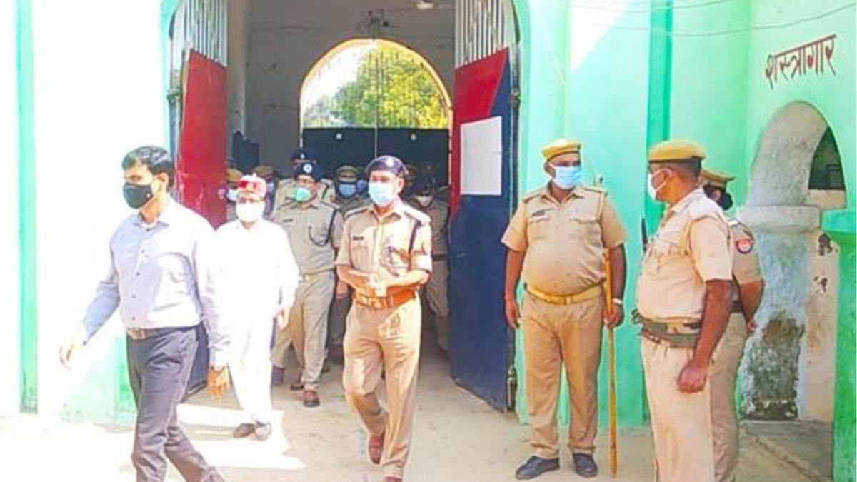 Mau डीएम-एसपी का जिला कारागार में छापा ली तलाशी - Mau District Jail raided by DM SP searched
