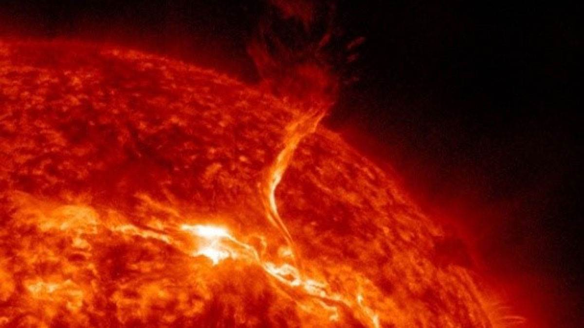 Solar Flare: फिर भड़की सूर्य पर सौर ज्वाला, पृथ्वी पर पहुंच सकता है भू ...