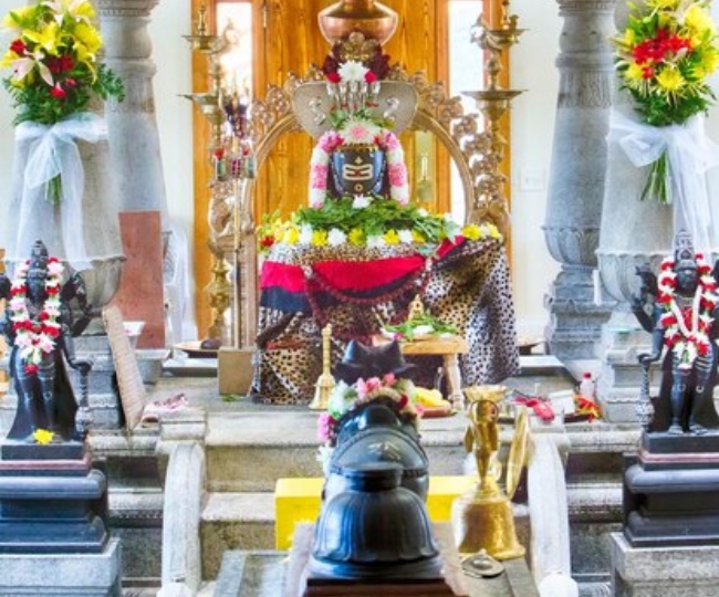 Shivling Puja Niyam: शिवलिंग जलाभिषेक के समय किस दिशा में होना चाहिए ...